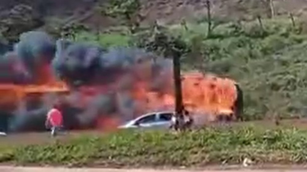Inferno: Burning bus rolls down the highway