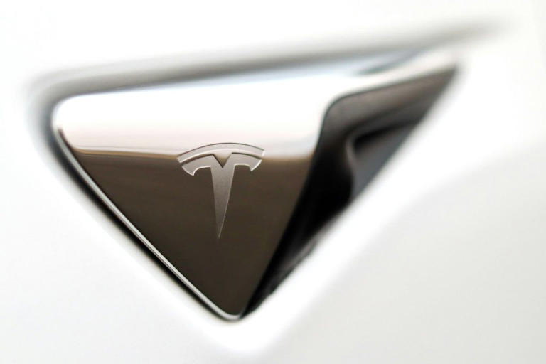 House lawmakers consider bill targeting Tesla-style flush door handles