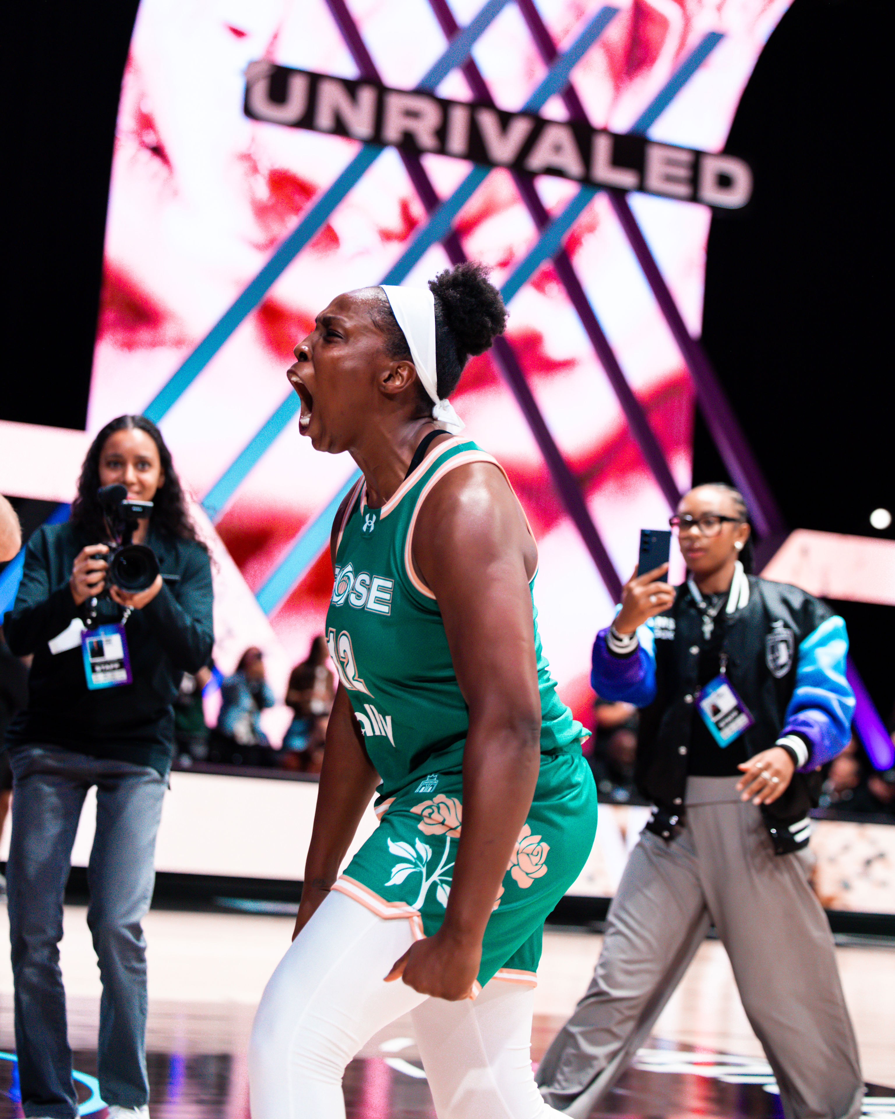 Yes, she did it again! Chelsea Gray rescues Rose, while Paige Bueckers ...