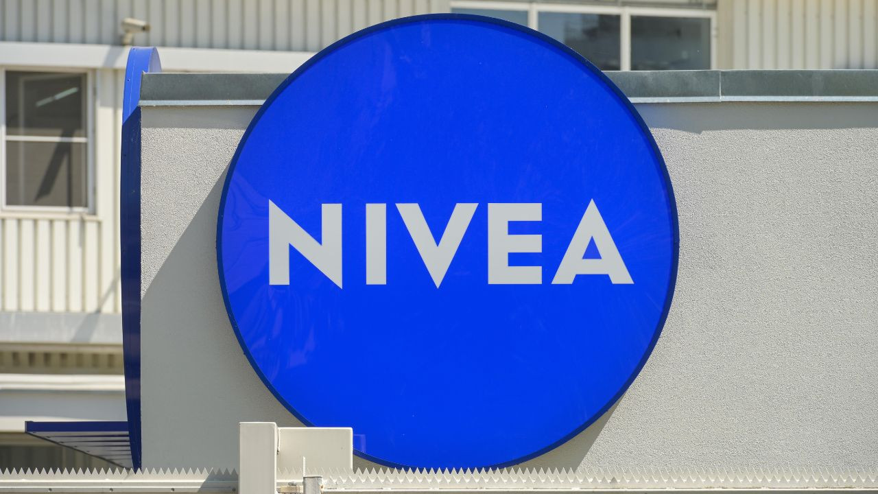« Ma peau est plus ferme » : cette très populaire crème Nivea anti ...