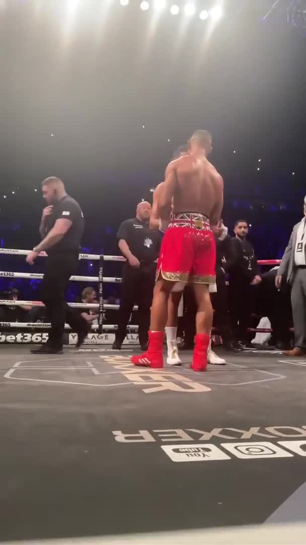 Kell Brook defeats Amir Khan by 6th-round TKO!💥💥💥