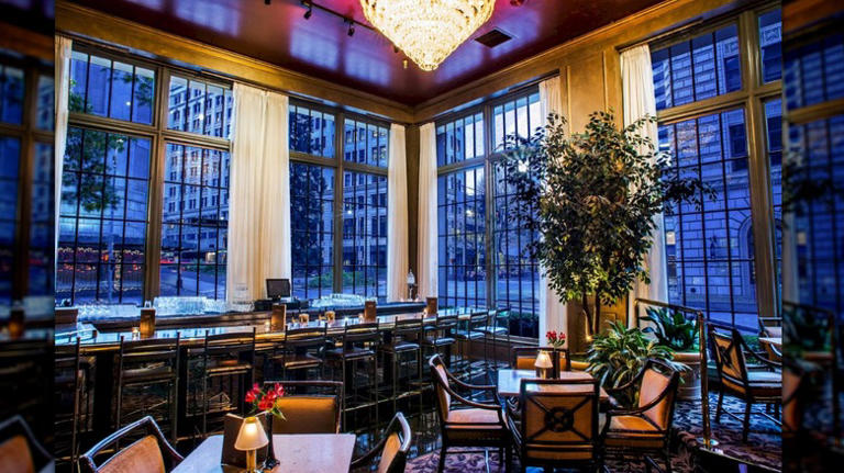 15 historic hotel bars across the US you should try to visit at least once