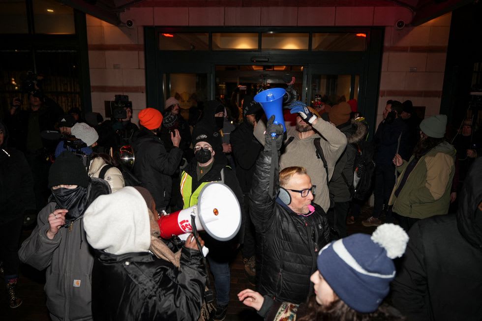 Huge crowds of masked activists STORM Minneapolis hotel after rumour ...