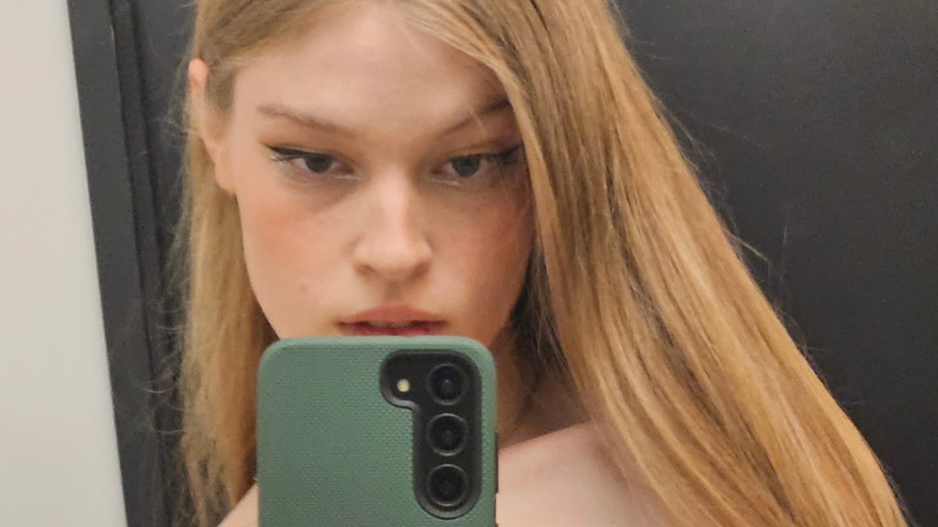 Elon Musk's daughter causes a sensation in an unexpected look