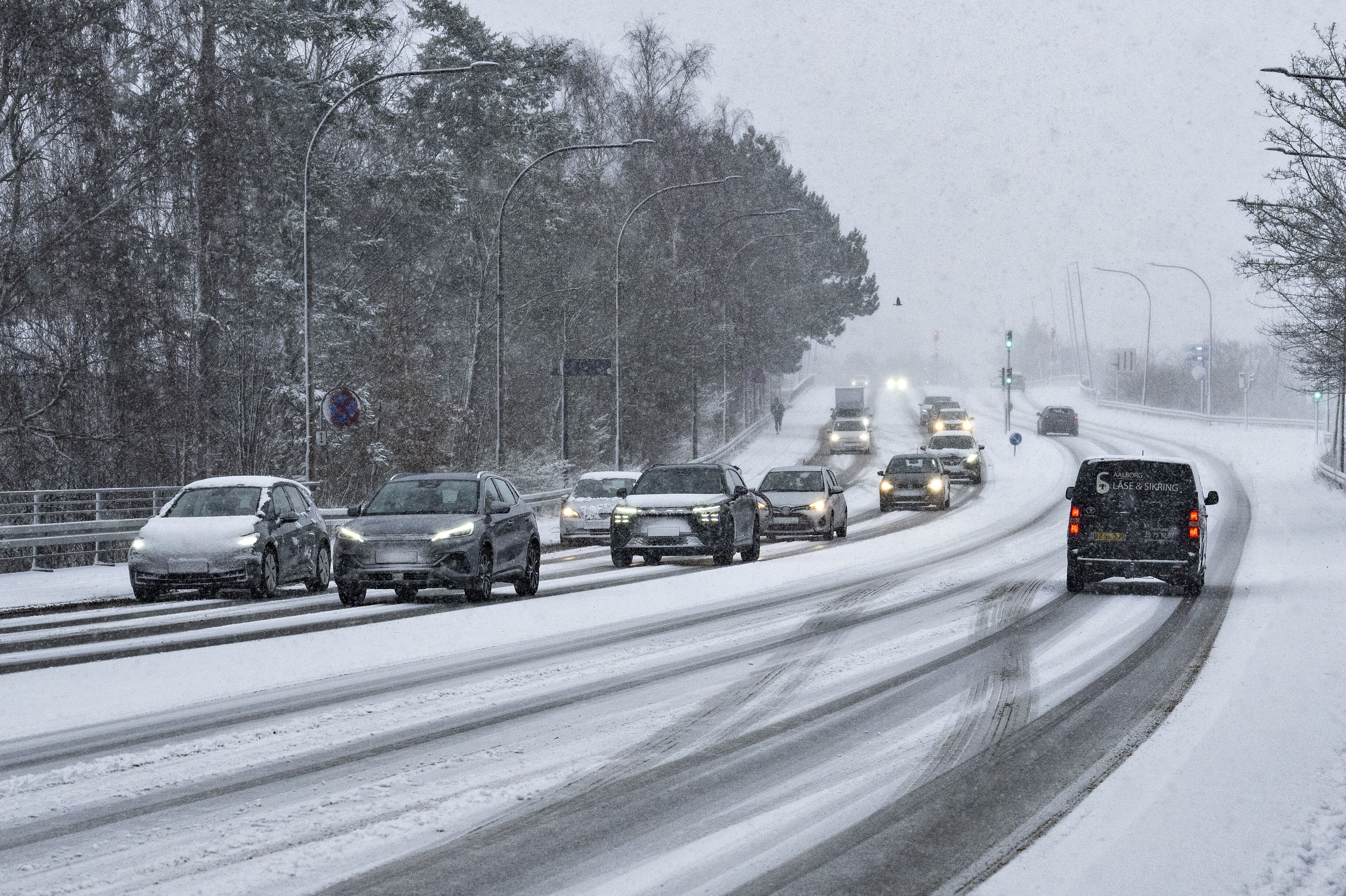 Politi advarer om glatte veje og opfordrer til ekstra opmærksomhed