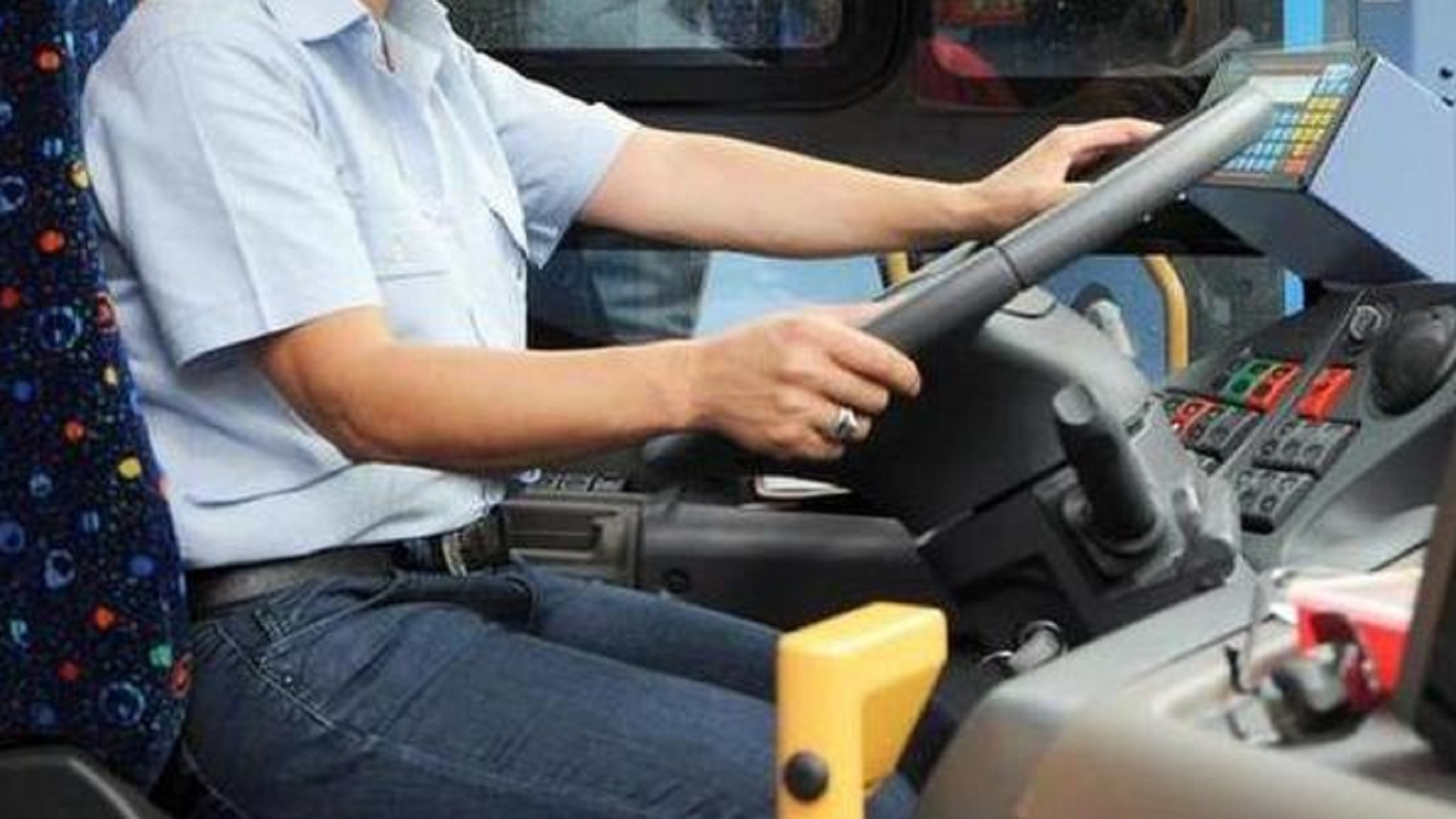 Autista bus in soccorso di una passeggera insegue uno scippatore, lo ...