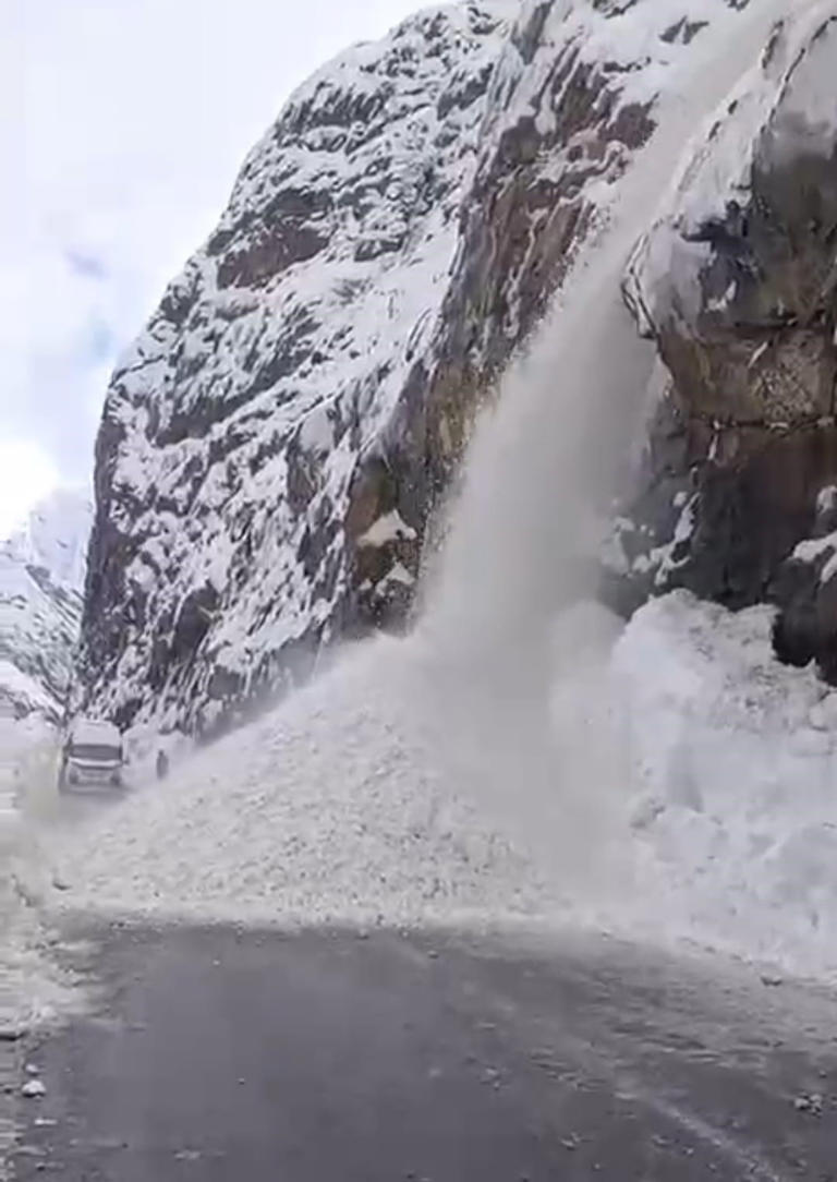 Hakkari-Çukurca karayolunda 2 ayrı çığ düştü: Yol ulaşıma kapandı