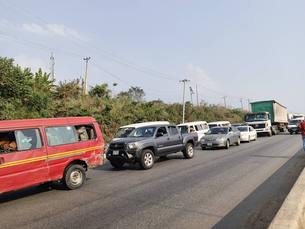 PHOTOS: Gridlock as truck falls on Lagos-Ibadan Expressway