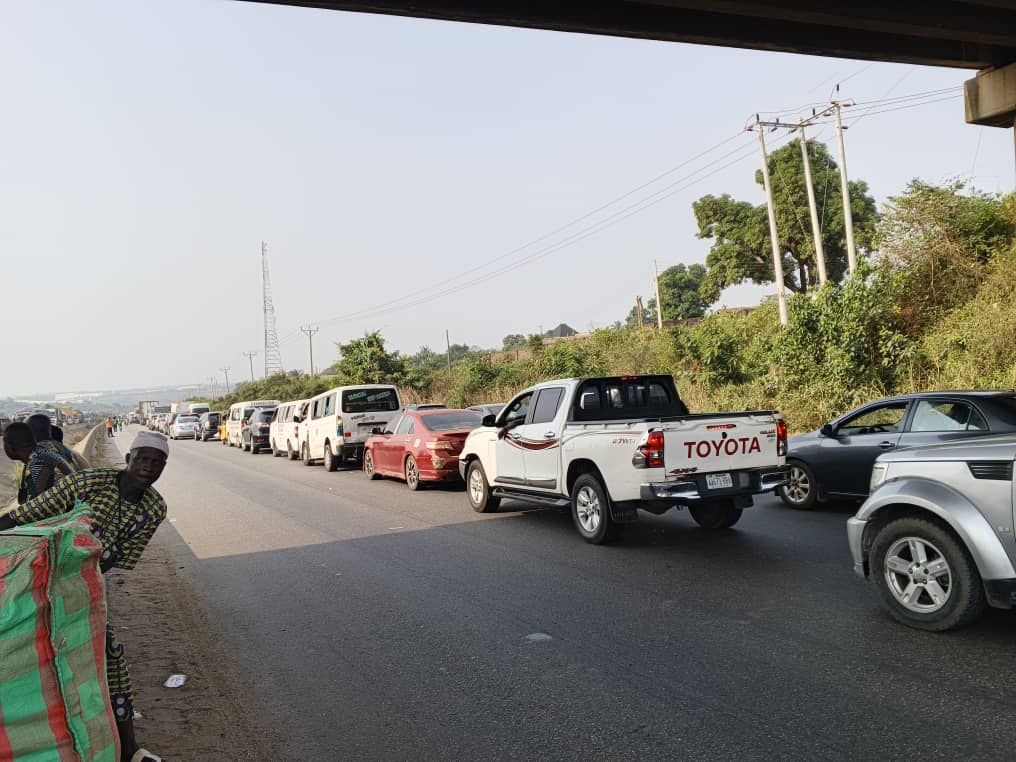 PHOTOS: Gridlock as truck falls on Lagos-Ibadan Expressway