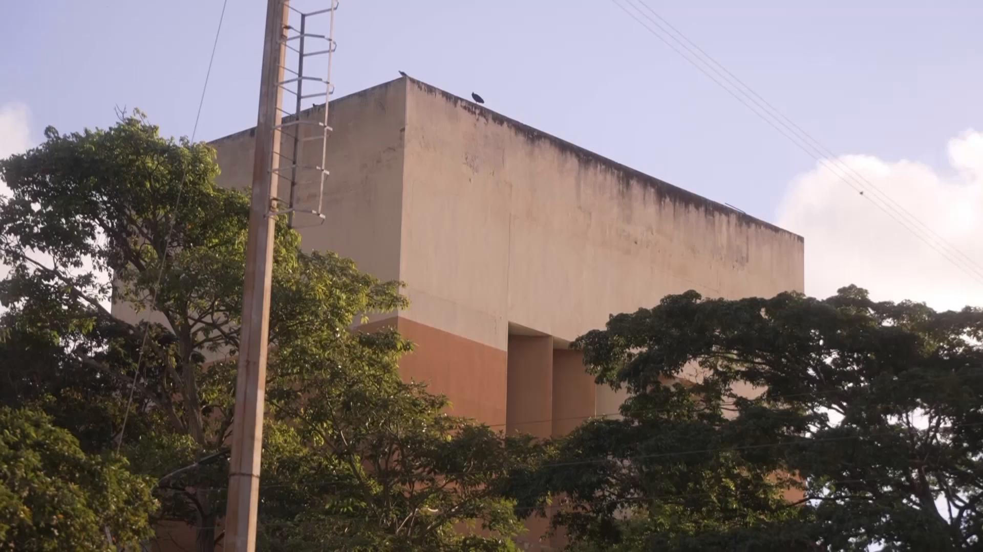 Relatives of Venezuelan detainees wait outside prisons without certainty