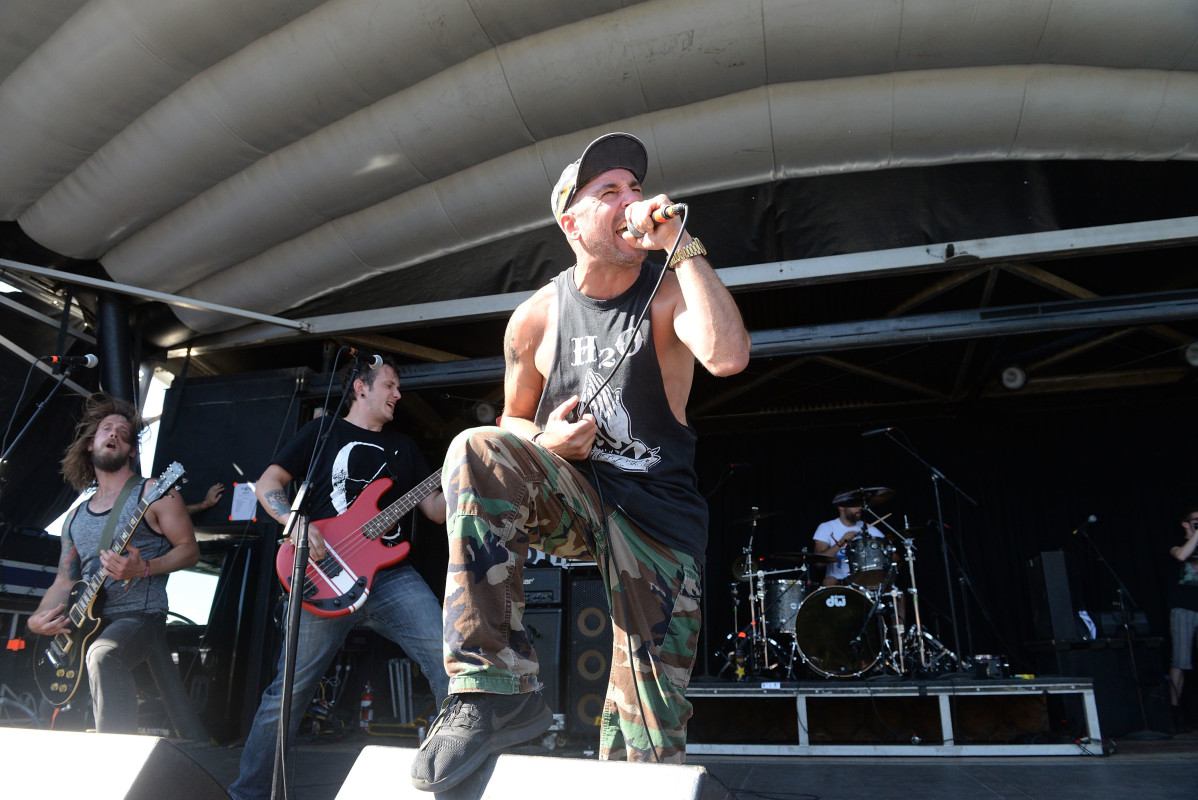 2000s hardcore band announces new music after 4 years