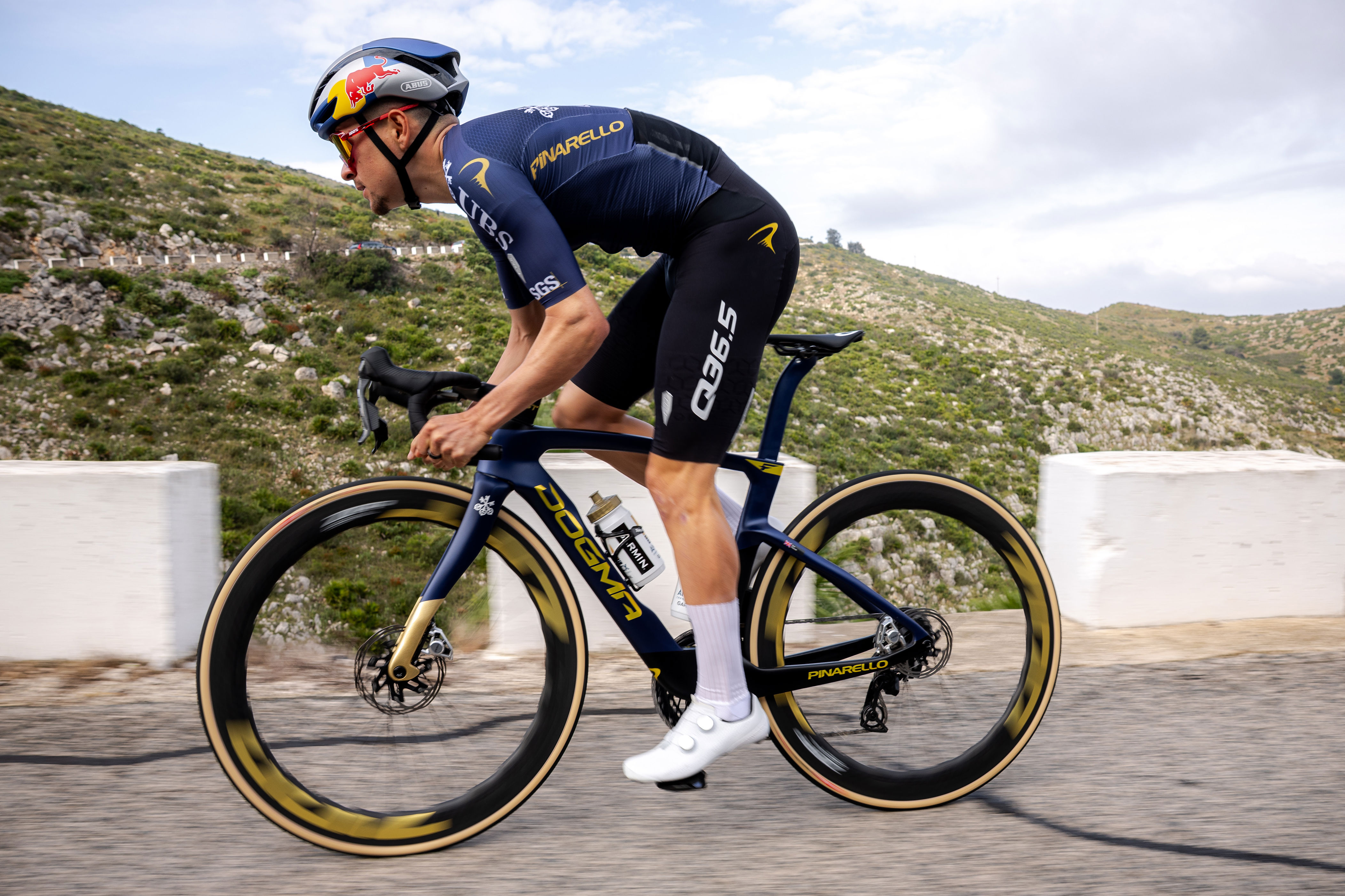 Pinarello onthult DOGMA F en racekit van Q36.5 Pro Cycling Team voor 2026