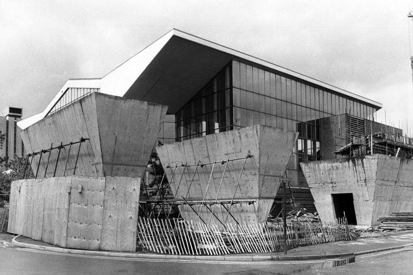 Amazing pictures show construction of Coventry's iconic Elephant ...