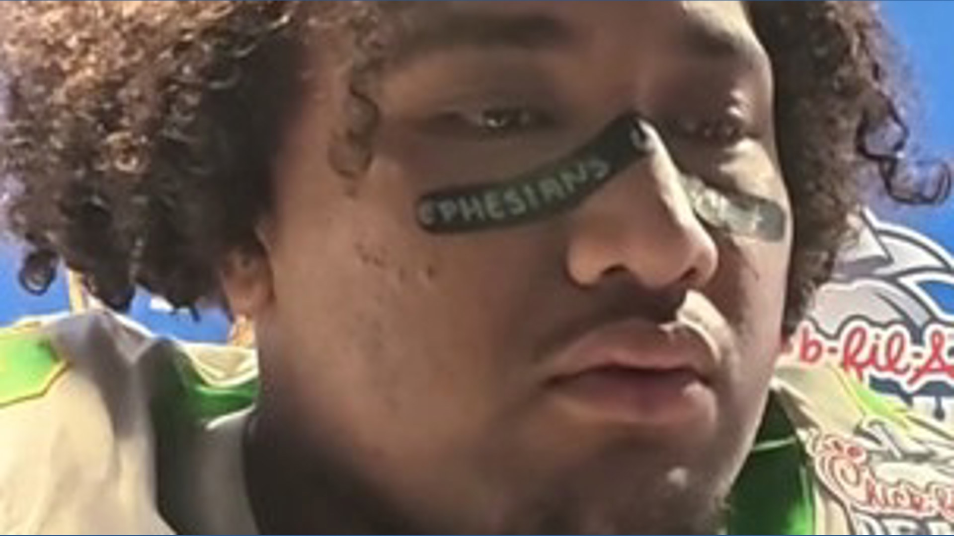 Oregon offensive lineman Iapani Laloulu expresses his love for Ducks fans