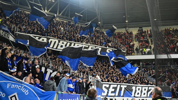 Leere Ränge in Freiburg? HSV-Fans werden nach Zugausfällen kreativ