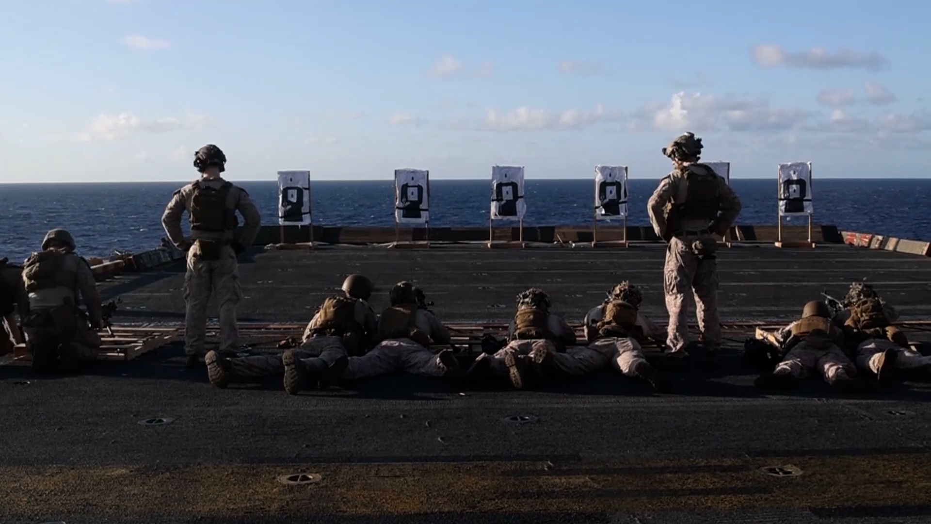 Hoe mariniers oefenen met mitrailleurs op marineschepen