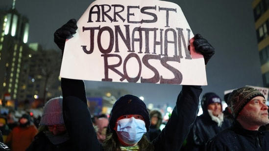 Who is Jonathan Ross? 8 things to know about ICE officer who shot Renee ...