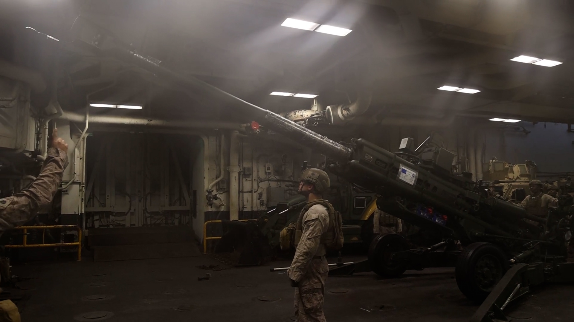 I marines si addestrano con l'artiglieria M777 a bordo della USS Iwo Jima