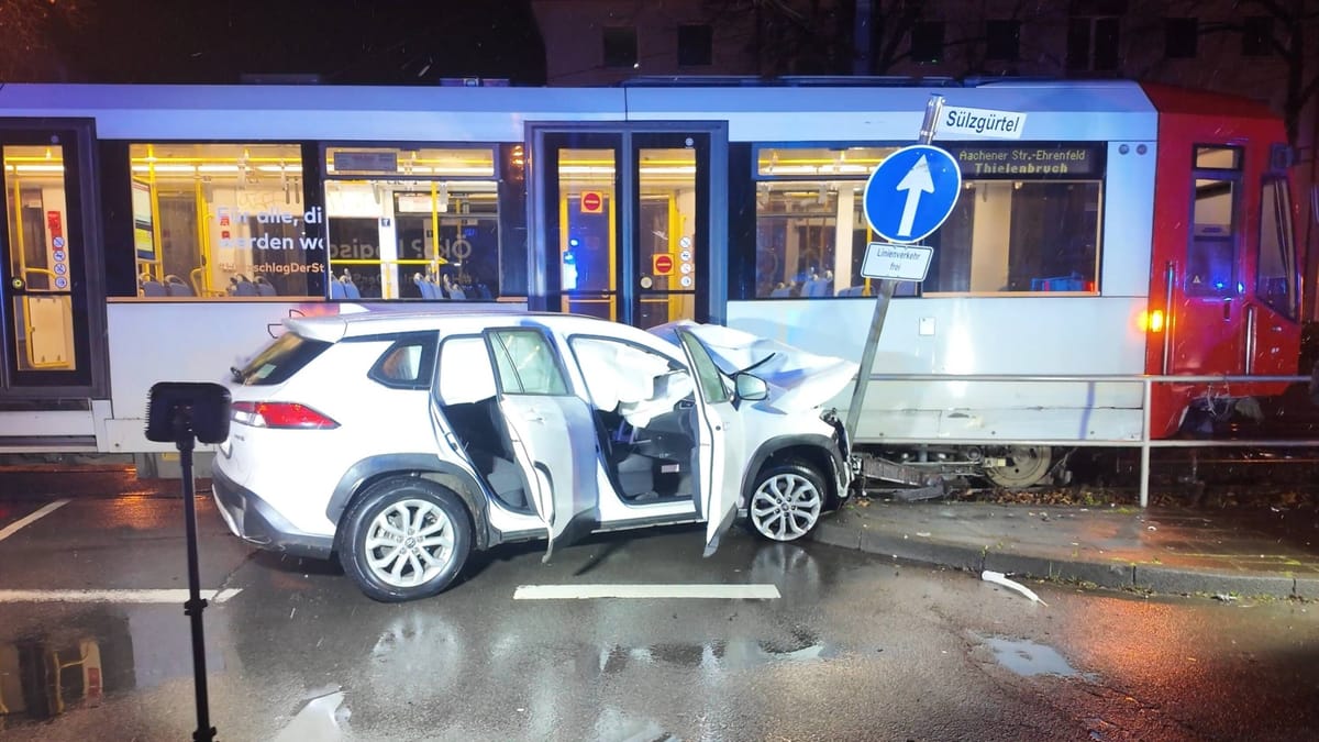 Straßenbahn kollidiert mit Auto – vier Verletzte