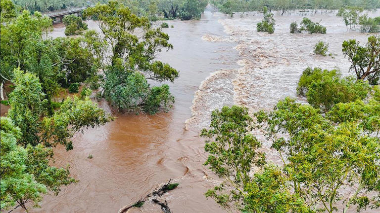Residents hunker down as cyclone heads for coast