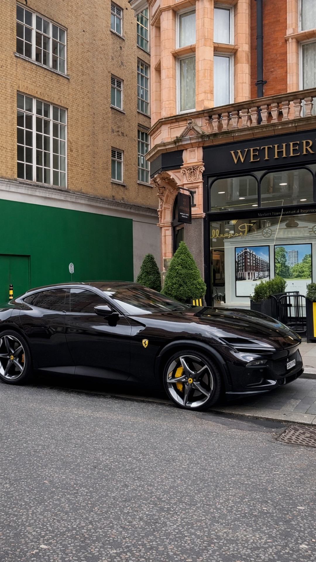 Strakke zwarte Ferrari Purosangue in de stad