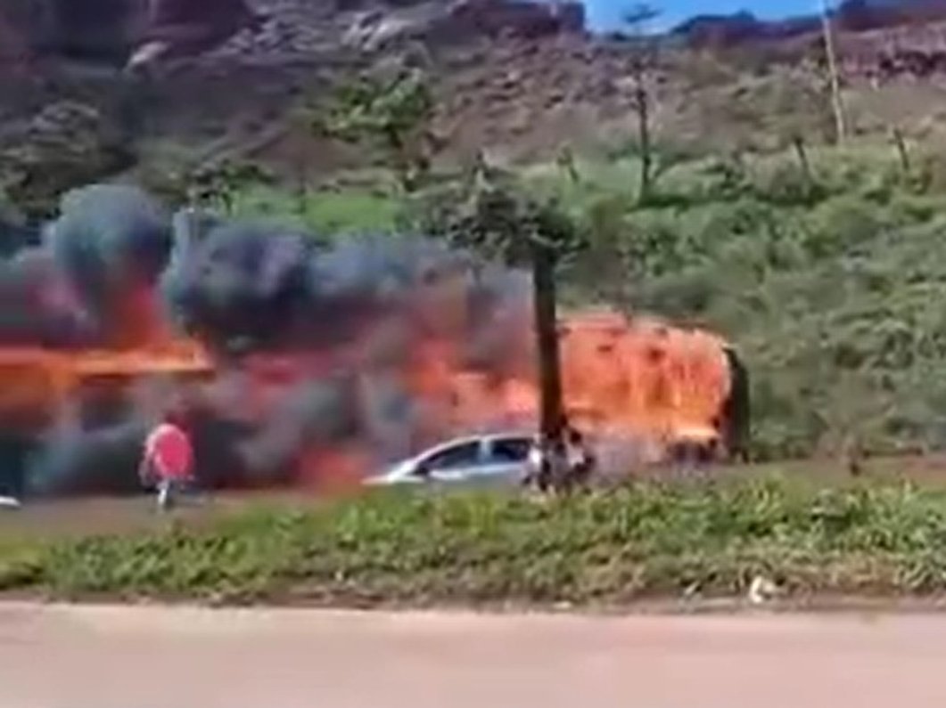 Inferno: Burning bus rolls down the highway