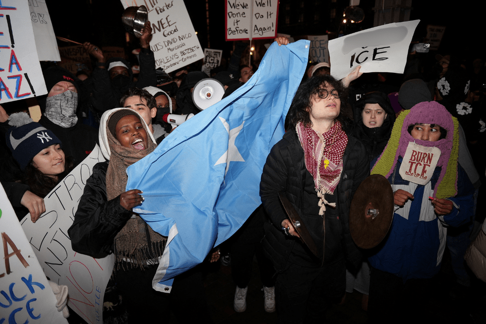 Huge crowds of masked activists STORM Minneapolis hotel after rumour ...