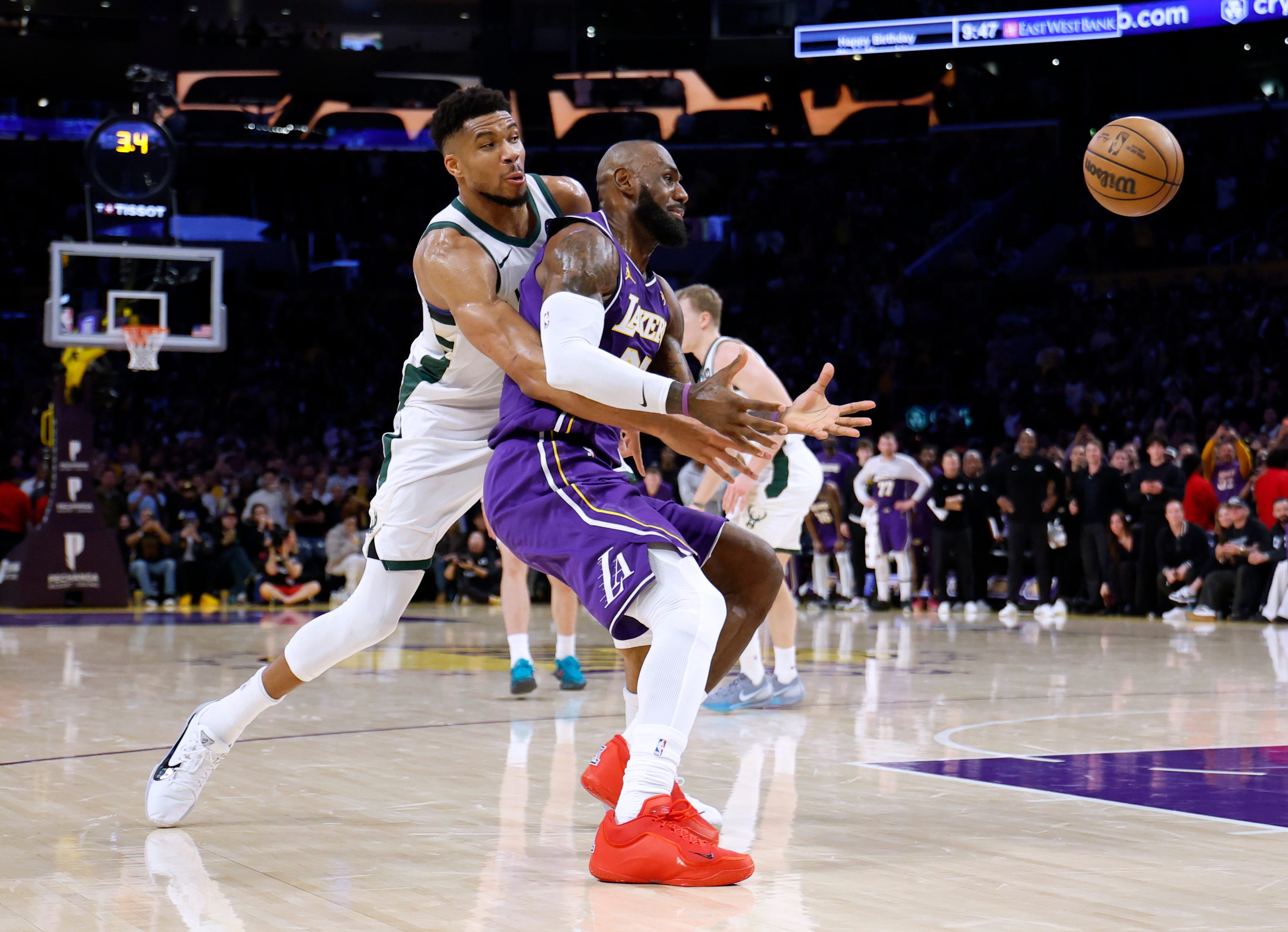 Bucks beat Lakers 105-101 as Giannis, Porter Jr. come up clutch