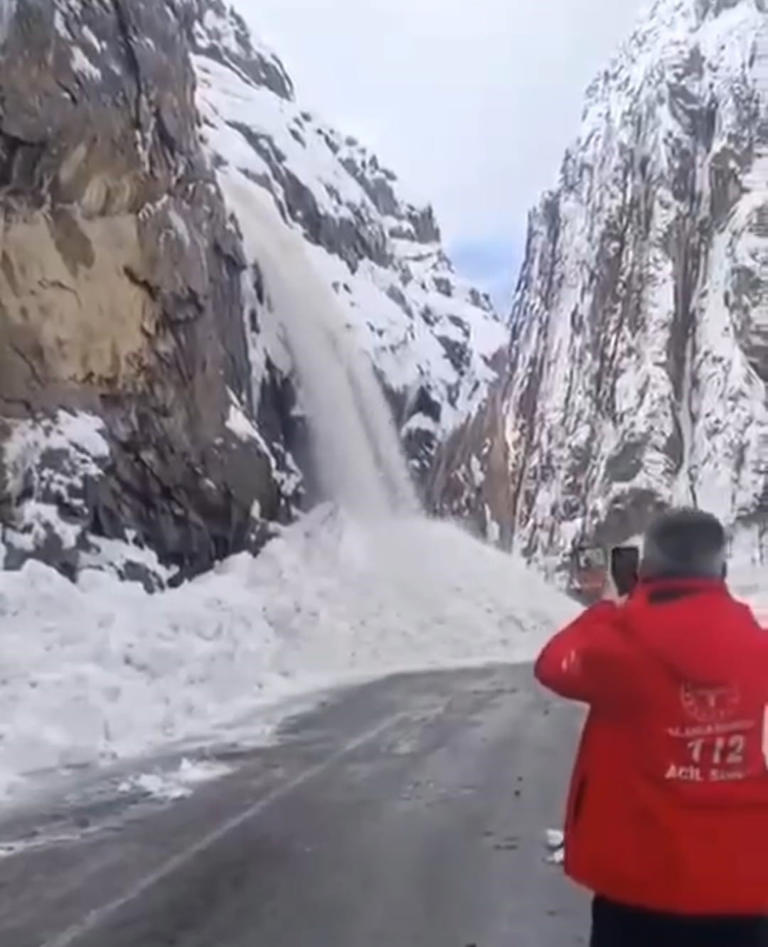 Hakkari-Çukurca karayolunda 2 ayrı çığ düştü: Yol ulaşıma kapandı