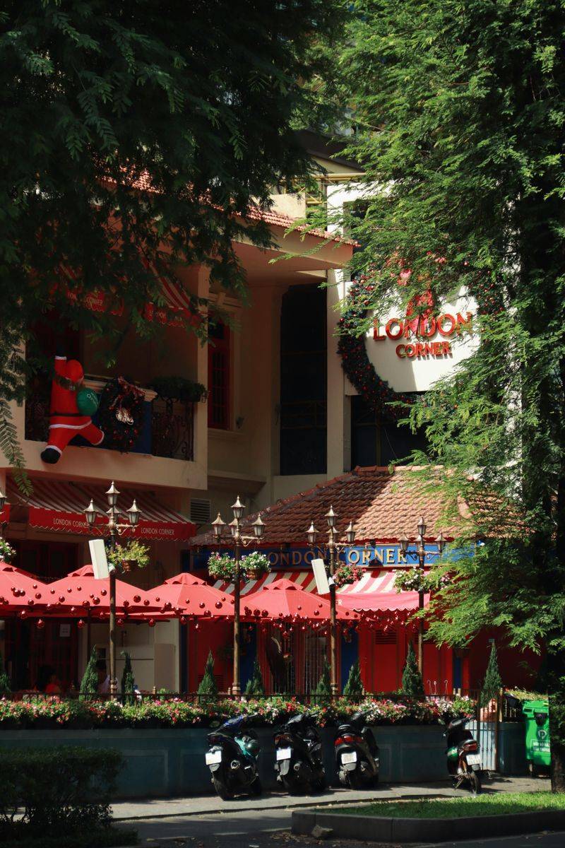 Tourists arriving in Santa Fe, New Mexico and how locals experience the ...