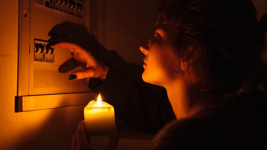 Stromausfall: Diese Dinge solltest du immer zu Hause haben