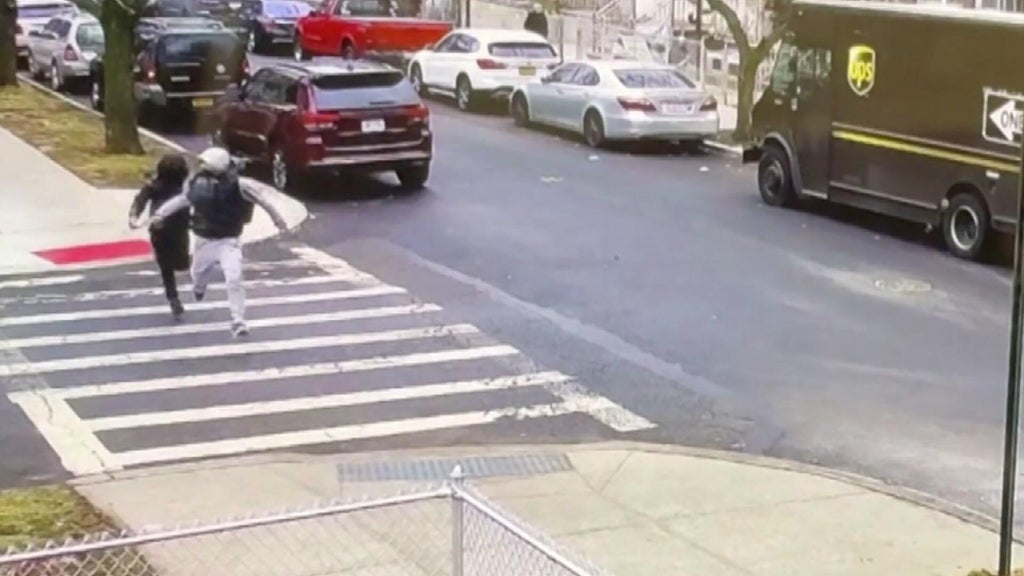 NYC teen stabbed to death as pizzeria fight spills onto street, Queens ...