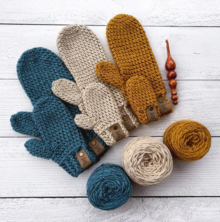 Winter essential crochet mittens (free crochet pattern)