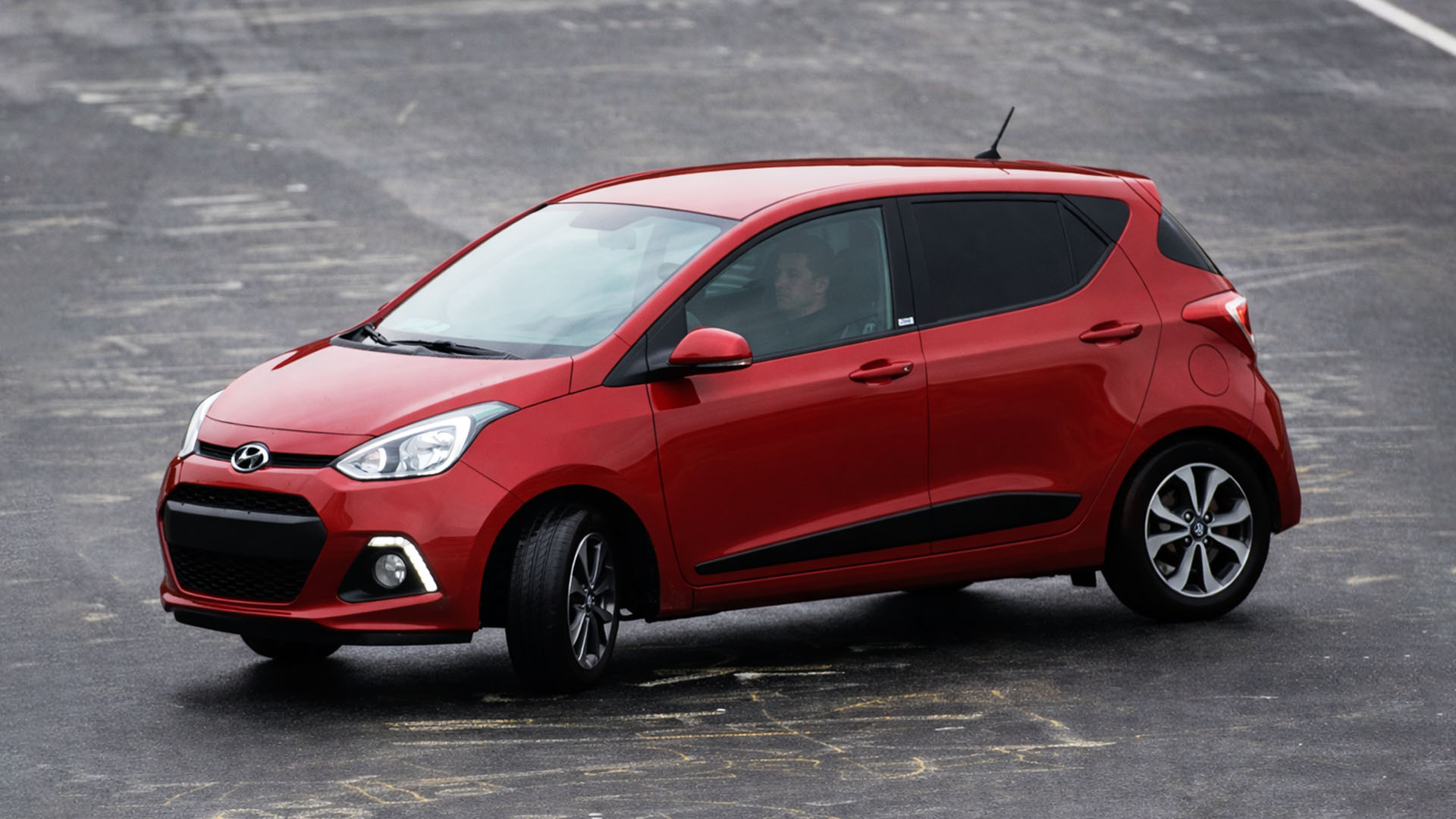 Touristenfahrten: peligro en el asfalto mojado