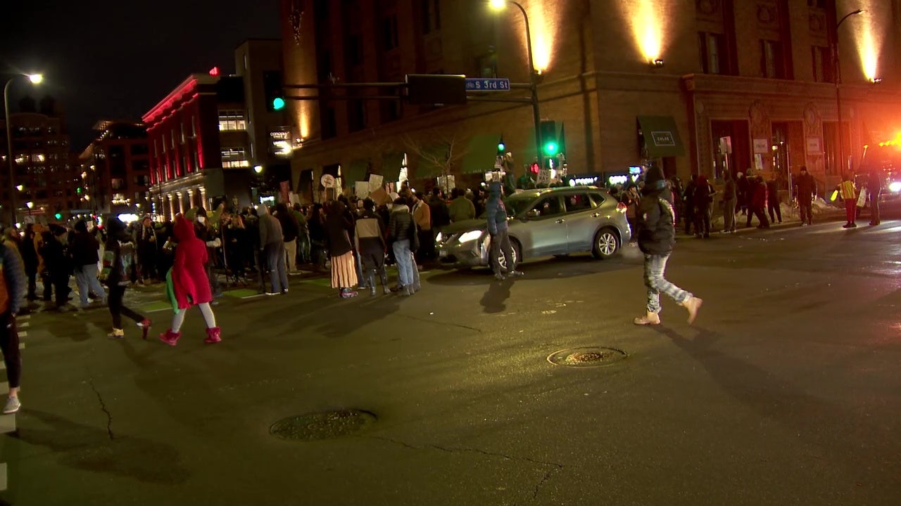 Minneapolis ICE shooting: 30 detained as Hilton Canopy Hotel protests ...