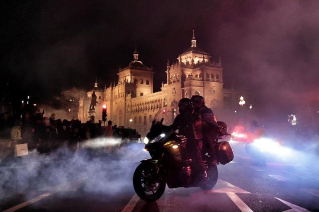 Cientos de 'Pingüinos' encienden sus antorchas en Valladolid para ...
