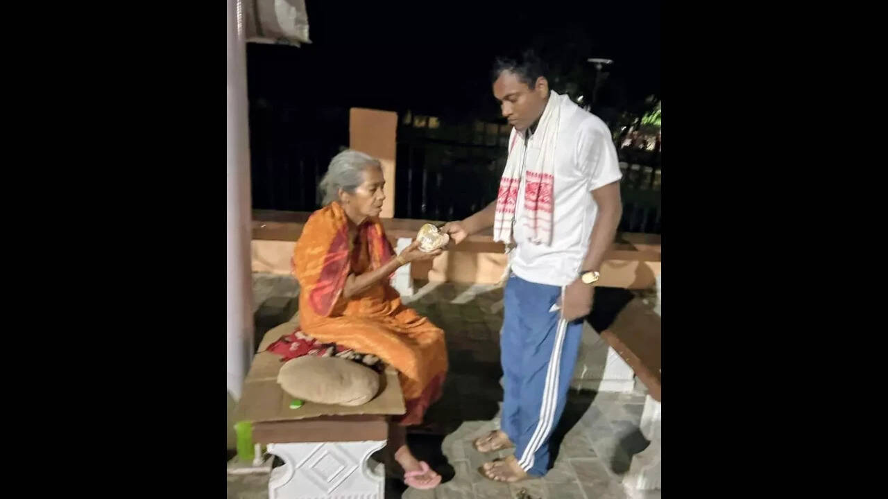 Odisha police constable feeds hungry: Inspiring volunteer initiative
