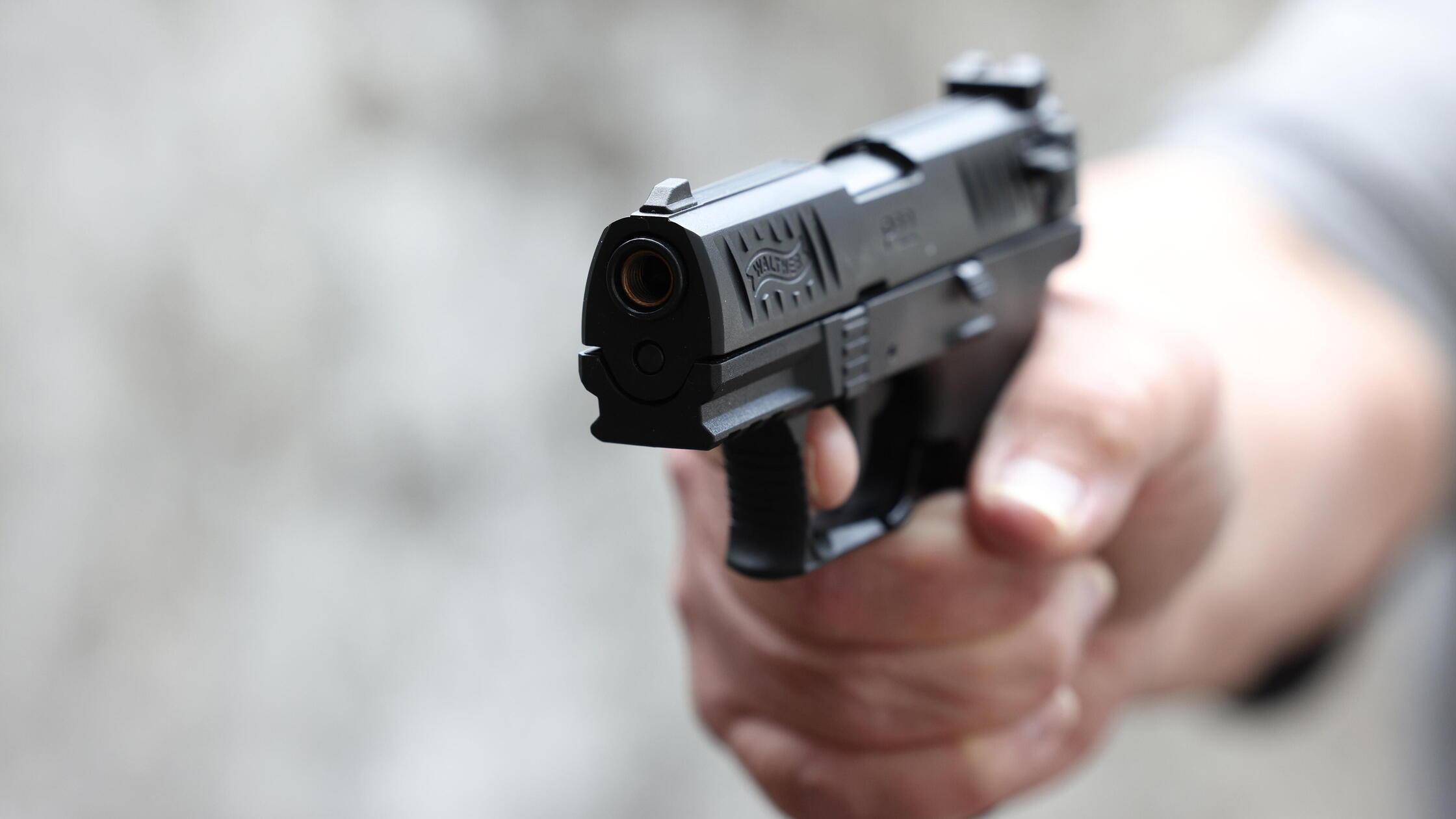 Mann mit Pistole sorgt für Aufregung und löst Polizeieinsatz aus ...