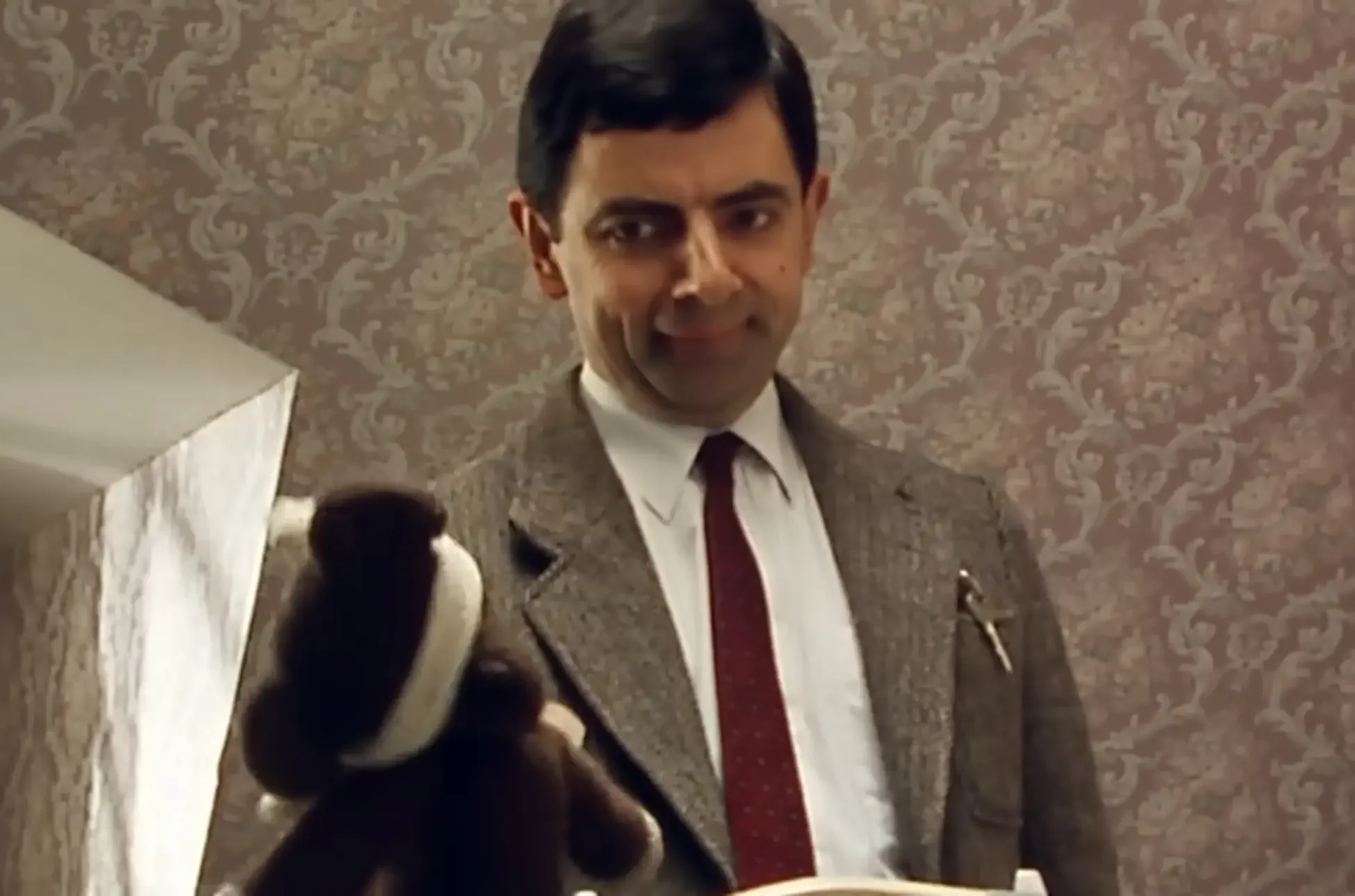 Rowan Atkinson asumió el control de un avión tras el desmayo del piloto ...