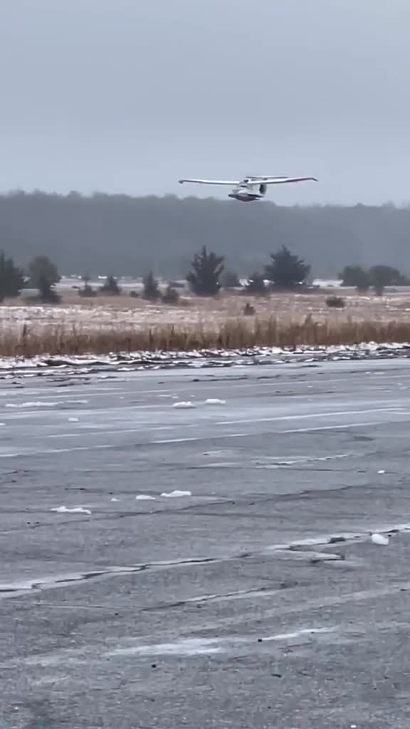 Emergency belly landing with my RC Icon A5 on icy runway