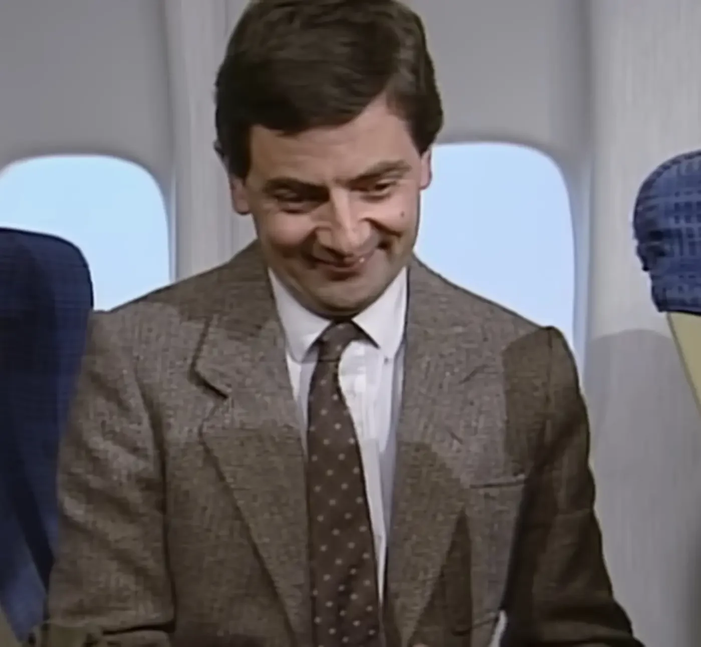 Rowan Atkinson asumió el control de un avión tras el desmayo del piloto ...
