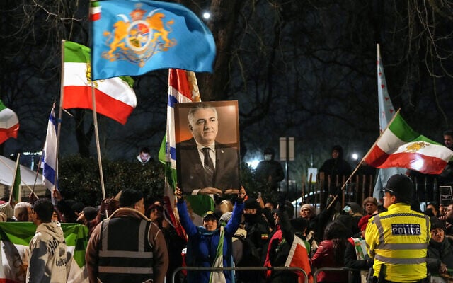 Protester replaces Islamic Republic flag with shah-era banner at Iran’s ...