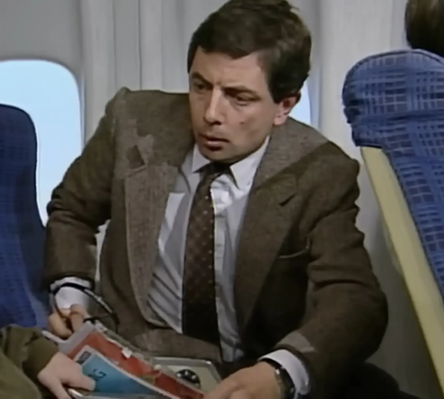 Rowan Atkinson asumió el control de un avión tras el desmayo del piloto ...