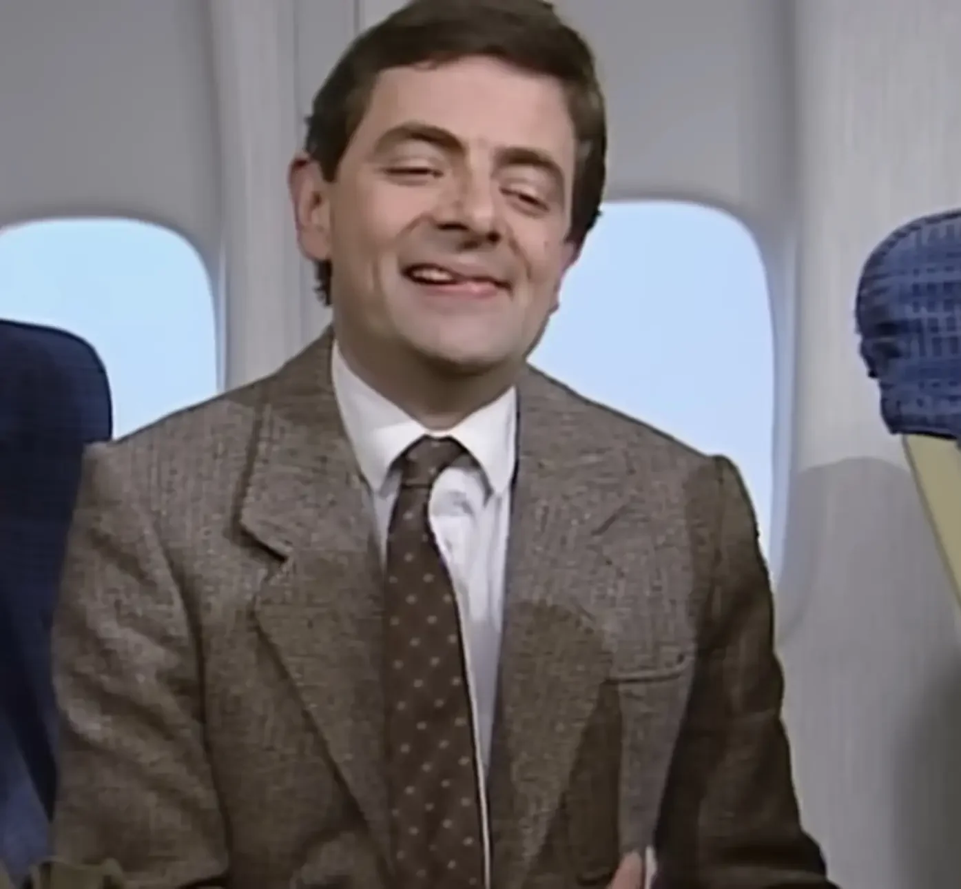 Rowan Atkinson asumió el control de un avión tras el desmayo del piloto ...