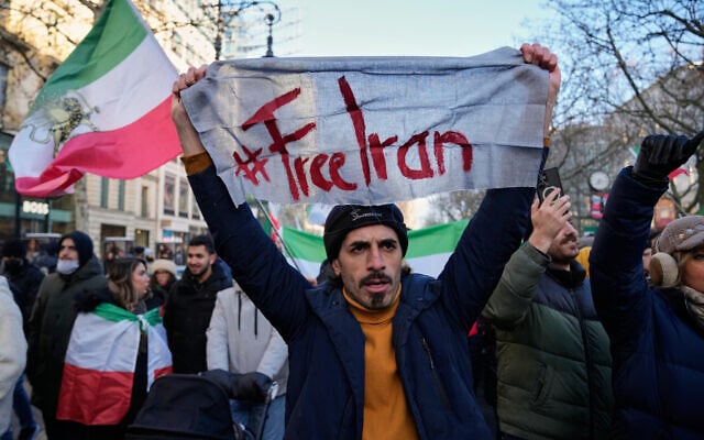 Protester replaces Islamic Republic flag with shah-era banner at Iran’s ...