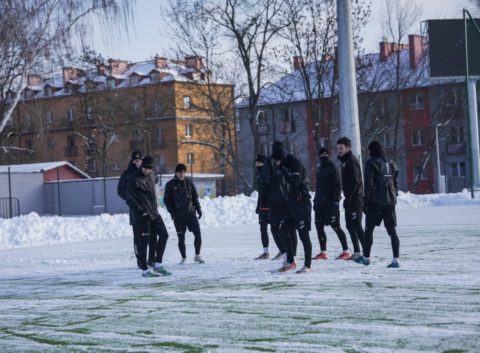 Gra wewnętrzna trzecioligowego KSZO 1929 Ostrowiec Świętokrzyski. Dwa ...