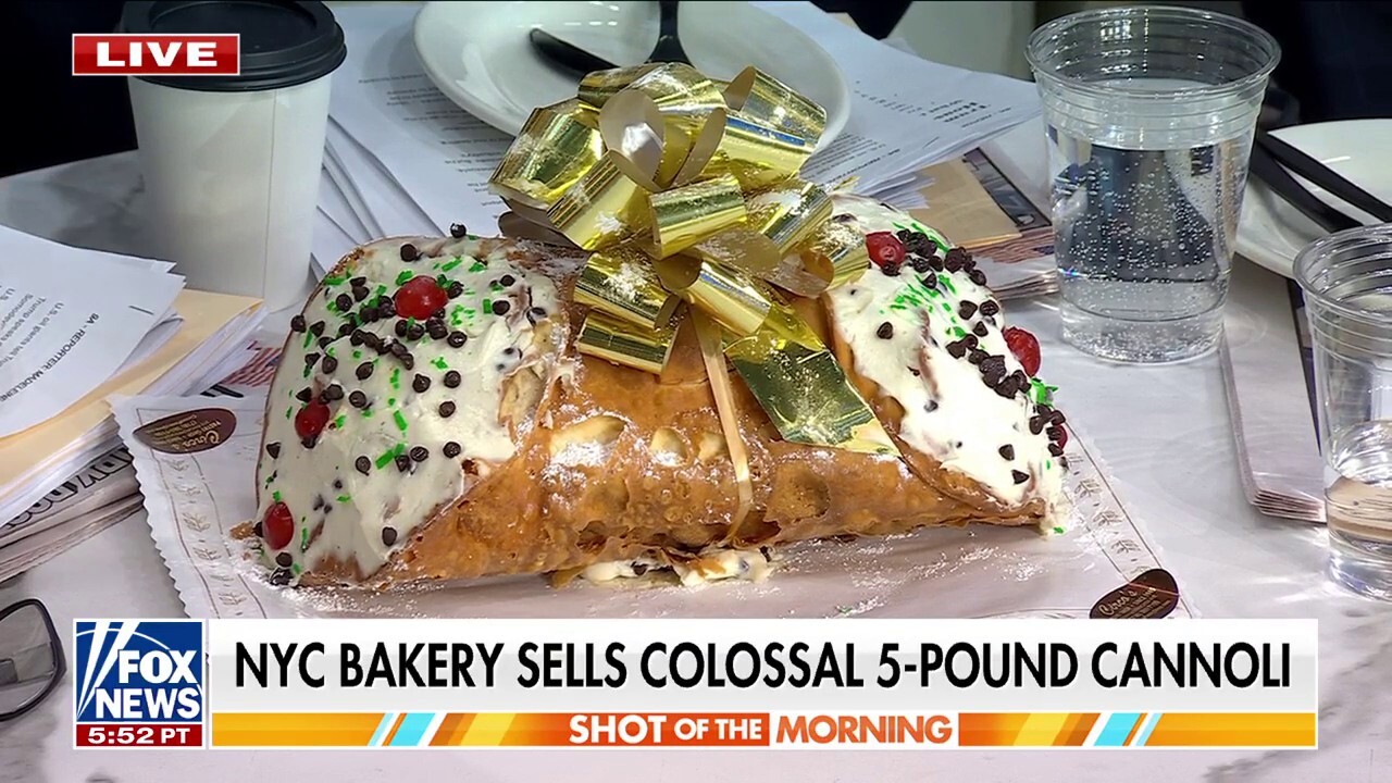 Brooklyn bakery sells colossal five-pound cannoli