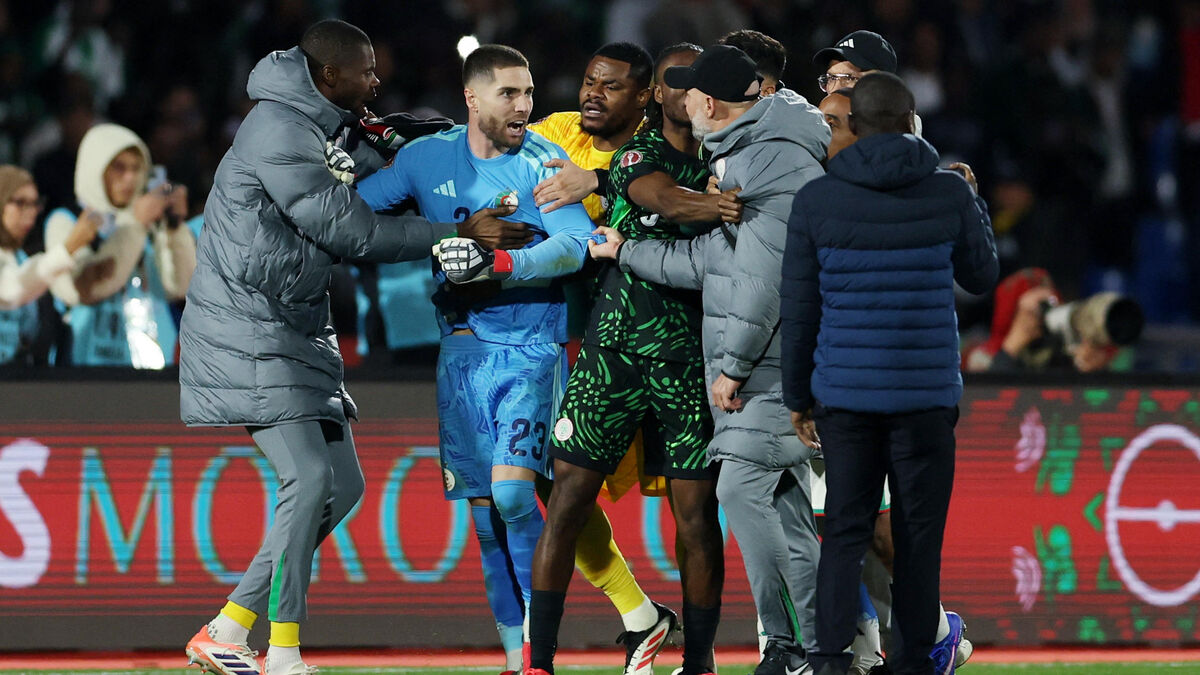 Tension sur le terrain, échauffourées en tribune… La fin de match ...