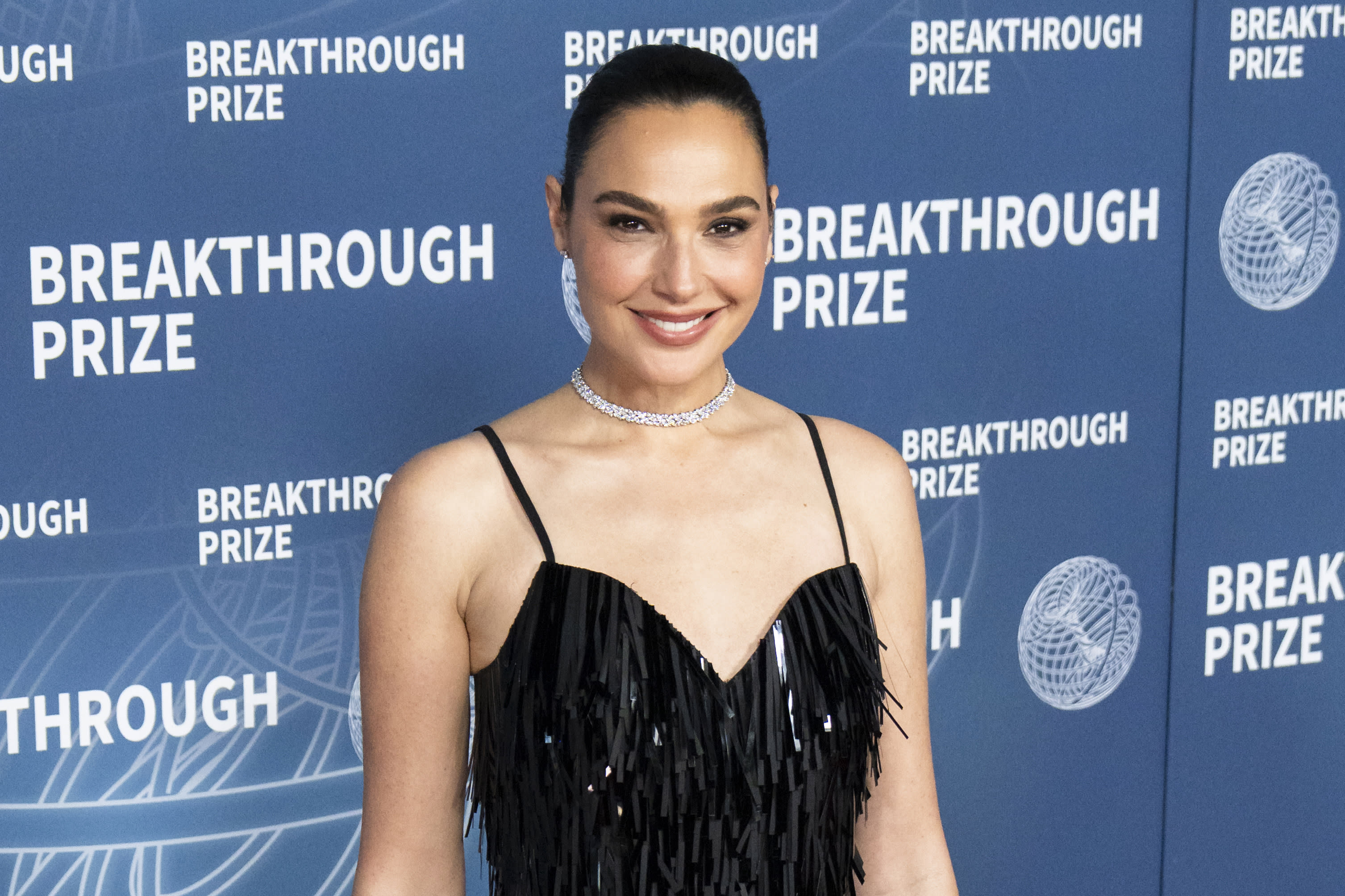 Gal Gadot to star in an adaptation of Janet Evanovich’s 'The Recovery ...