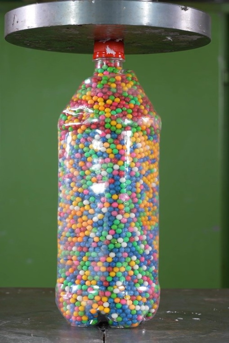 Prasa hydrauliczna do zgniatania kolorowych butelek po cukierkach